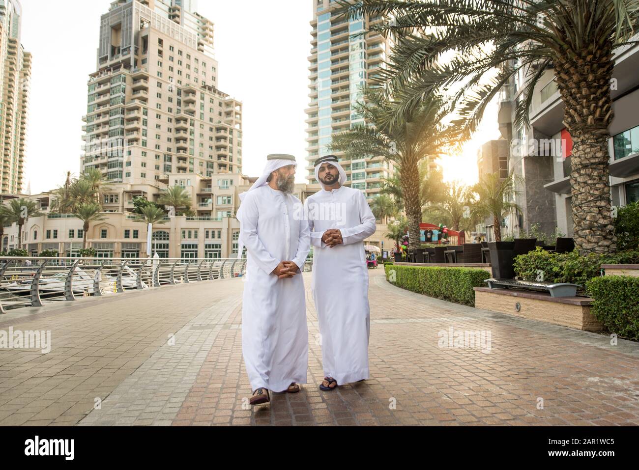 Saudi businessmen in traditional clothes hi-res stock photography and ...