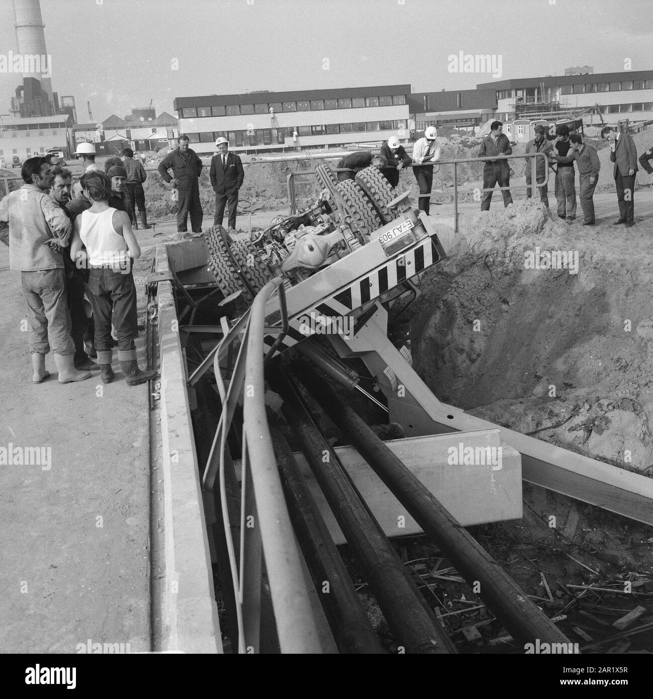 Crane overturned at the Hornweg. The fallen crane Date: September 28 ...