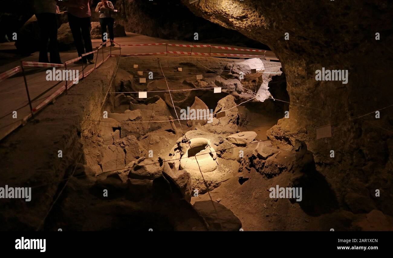 Areni 1 hi-res stock photography and images - Alamy