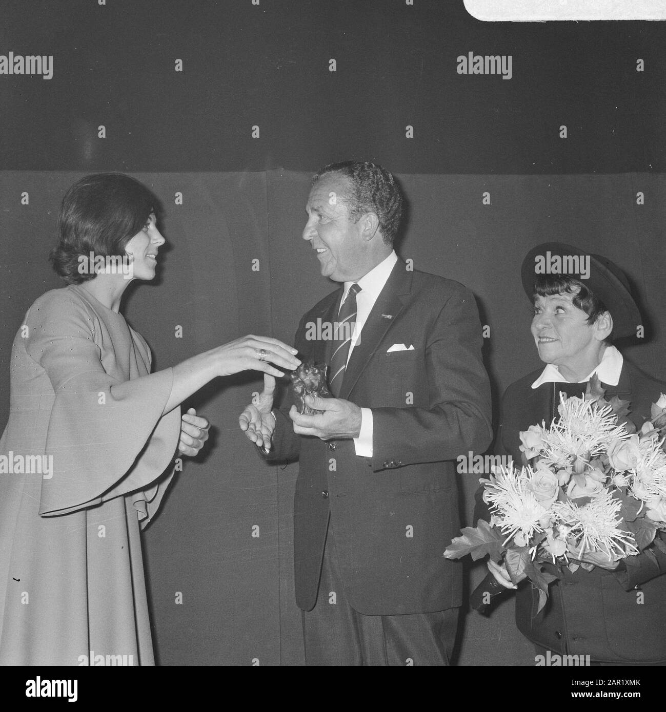 Statuette for Wim Kan Seral Marcelis hands over a statue to Wim Kan in ...