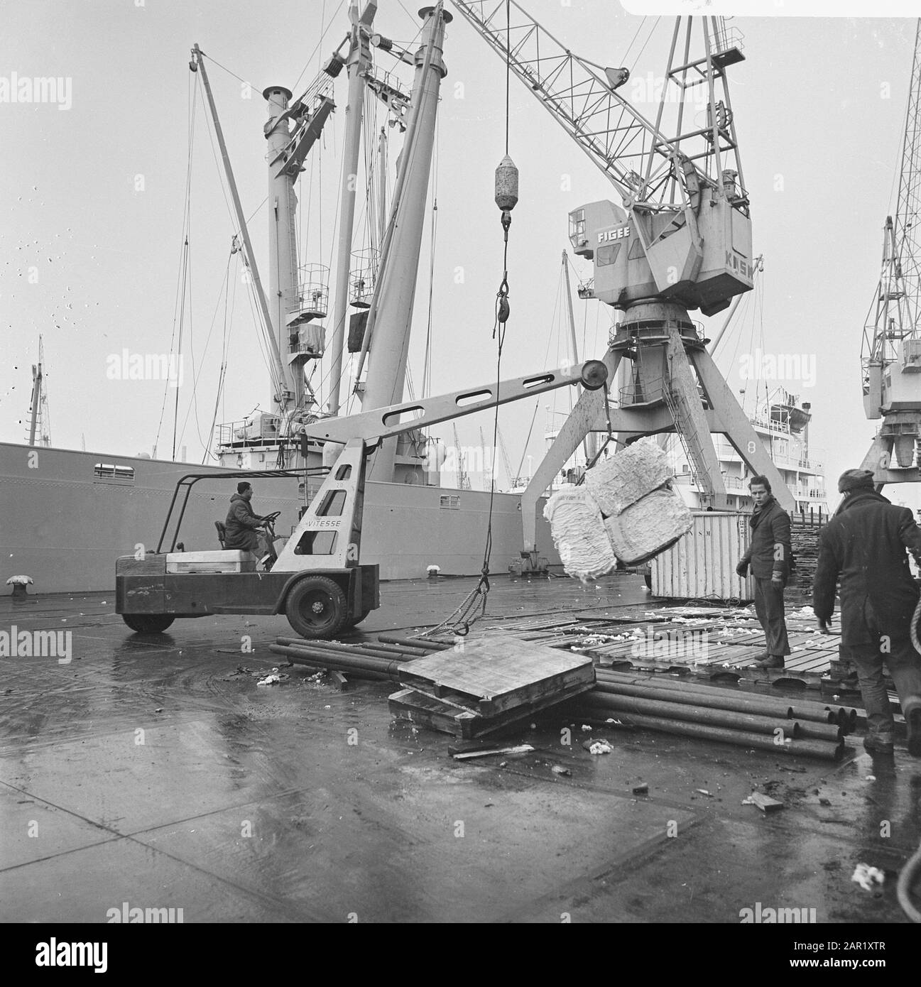 Port of Rotterdam loading and unloading of ships Date: 7 February 1969 ...