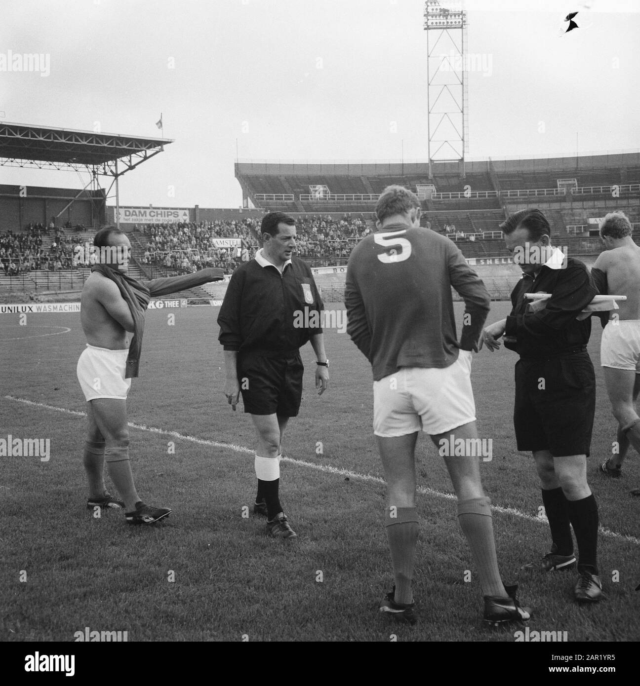 Referee bijleveld hi-res stock photography and images - Alamy