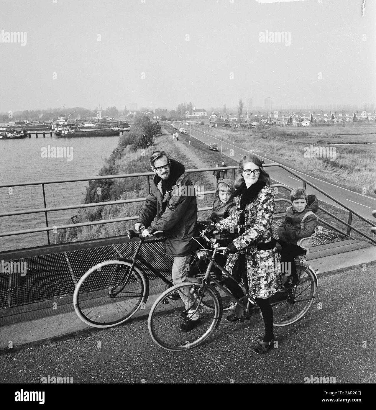 Bicycles on bicycle car Black and White Stock Photos & Images - Alamy