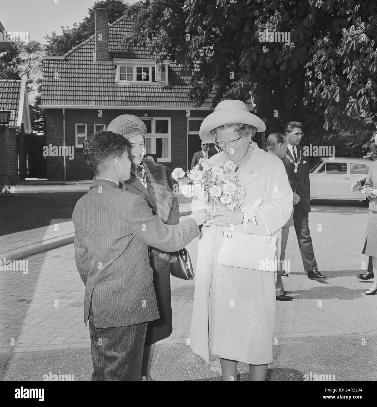 Queen Juliana visited Rekkense Decoration Her Majesty gets tea cap ...