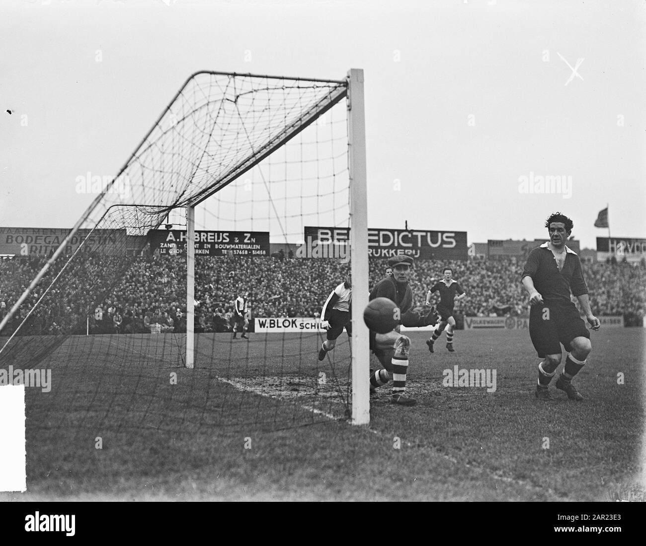 Feyenoord rotterdam sparta rotterdam Black and White Stock Photos ...
