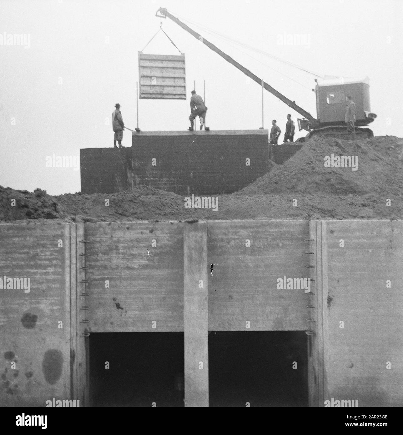 poldering and mould, workers, draglines, insertion sliders Date ...