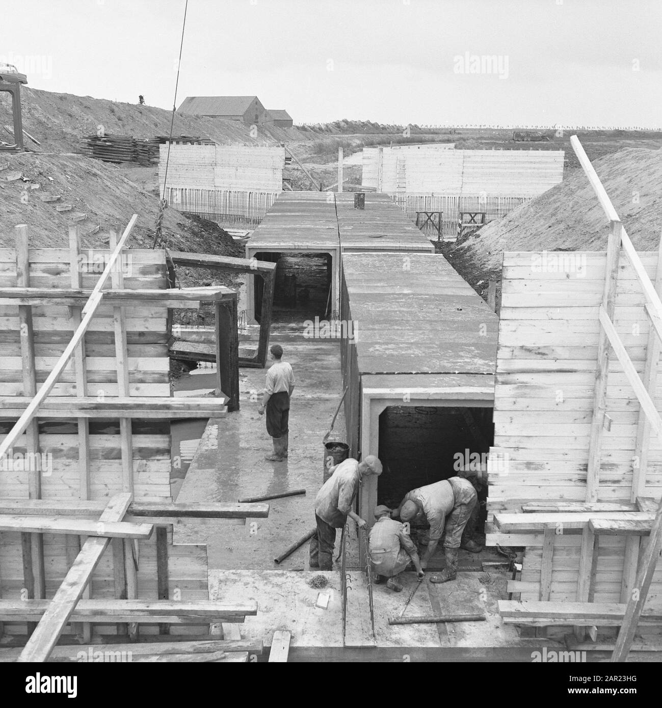 poldering and bemaling, workers, sets Date: July 1957 Location: Tholen ...