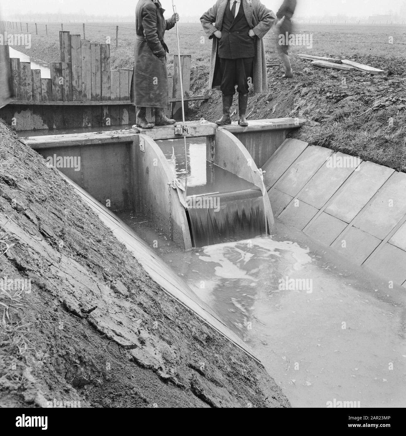 poldering and embossing, tensioning, valve construction, workers Date ...