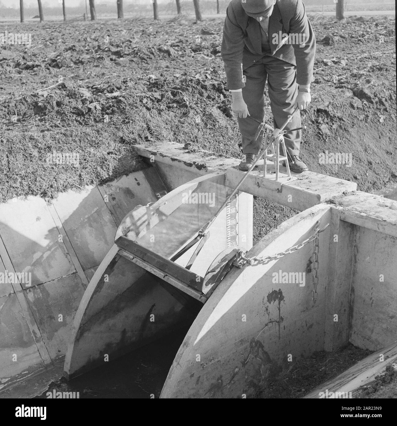 poldering and mould, workers, valves, windworks Date: February 1959 ...