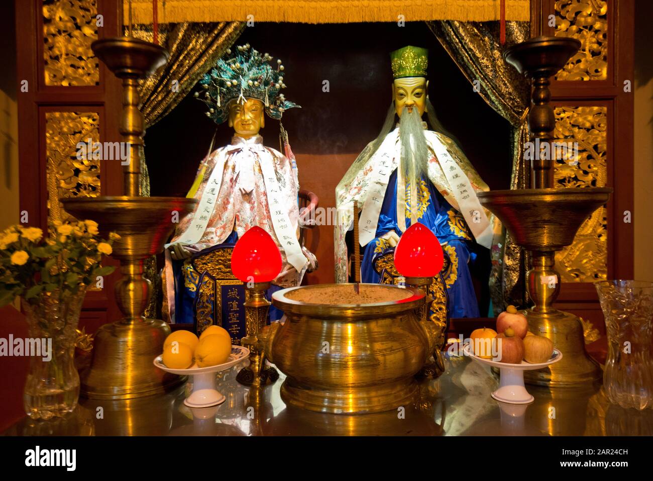 Old chinese altar hi-res stock photography and images - Alamy