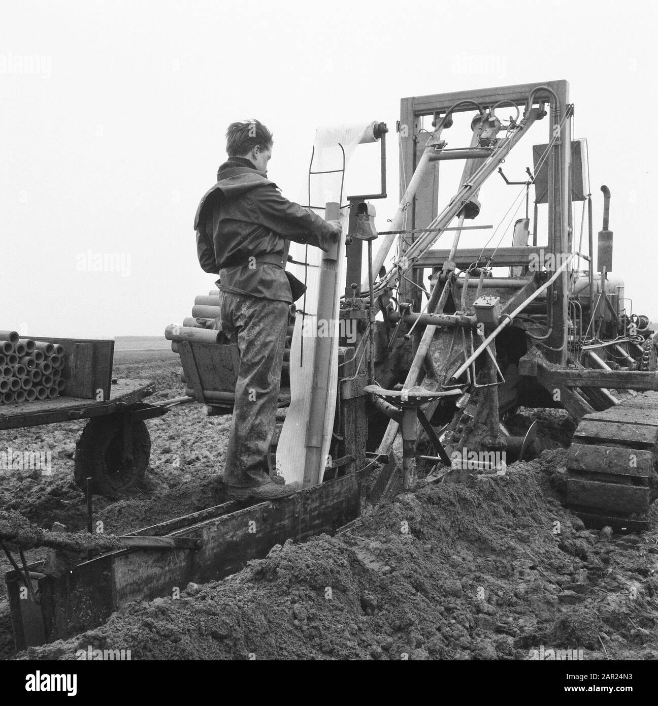 drainage, machinery, workers, tubes Date: undated Location: Noord ...
