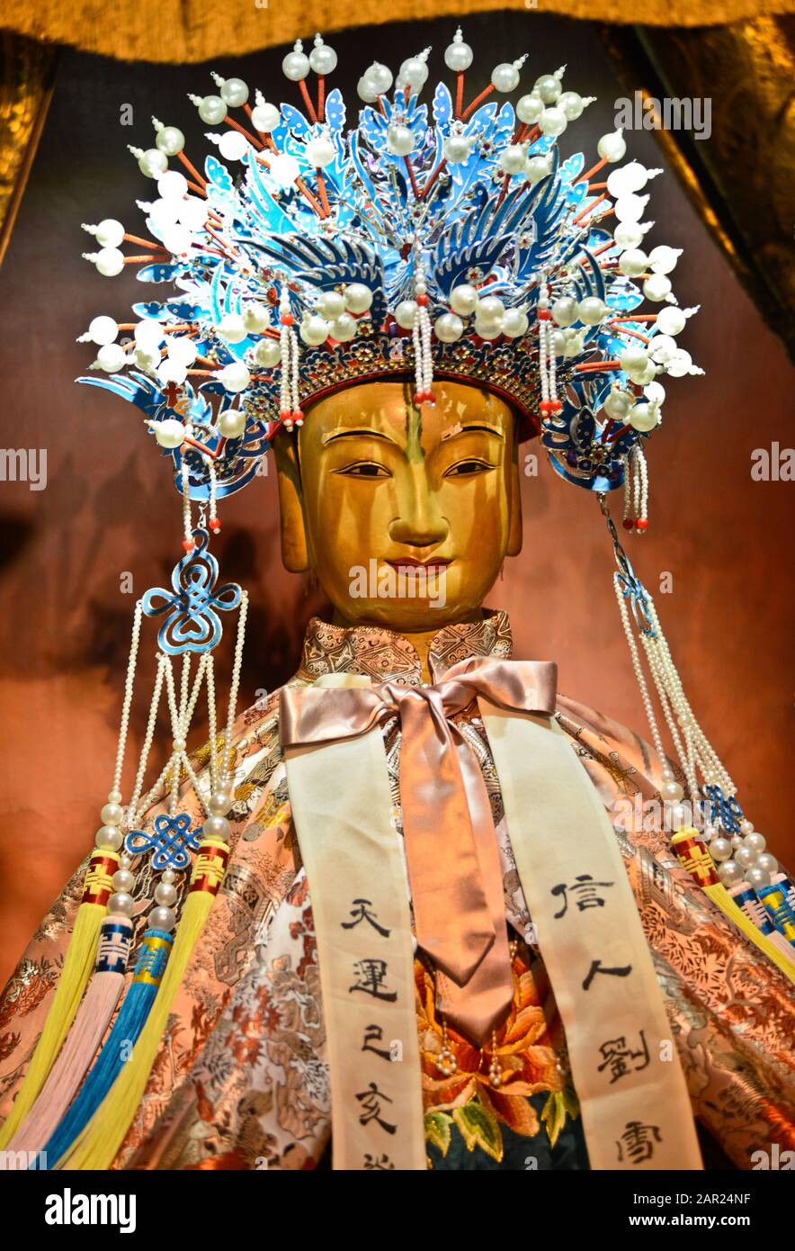 Chinese taoist temple altar gods hi-res stock photography and images ...