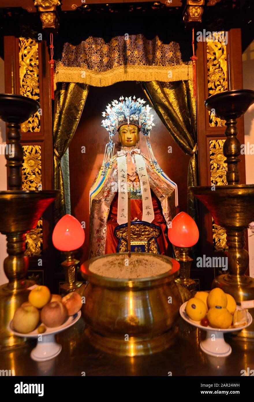 Altar of the City God Temple of Shanghai (China Stock Photo - Alamy