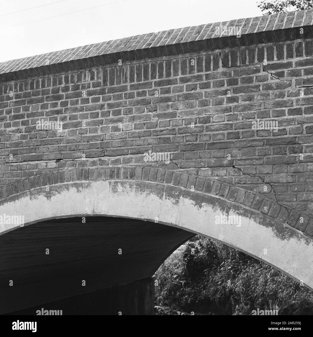 House bridges Black and White Stock Photos & Images - Alamy