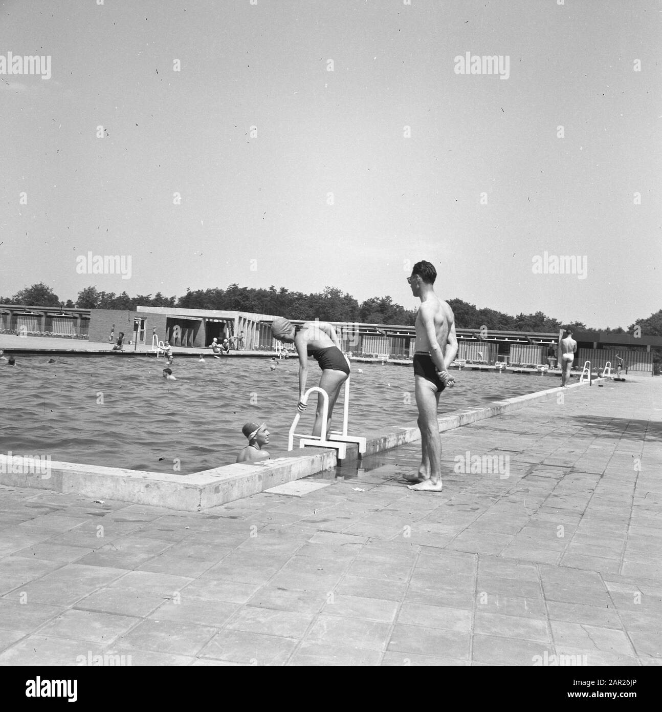 1950s swimming pool outdoor Black and White Stock Photos & Images - Alamy
