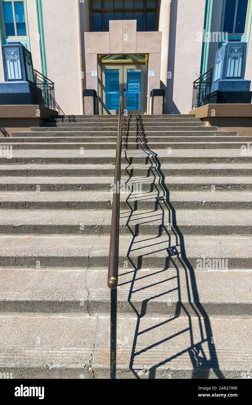Courthouse front door steps hi-res stock photography and images - Alamy