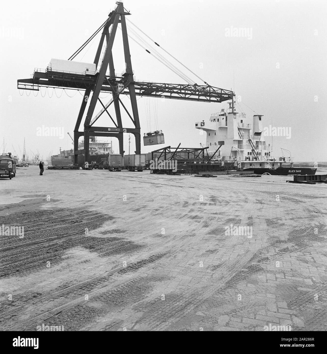 Sea freight containers Black and White Stock Photos & Images - Alamy