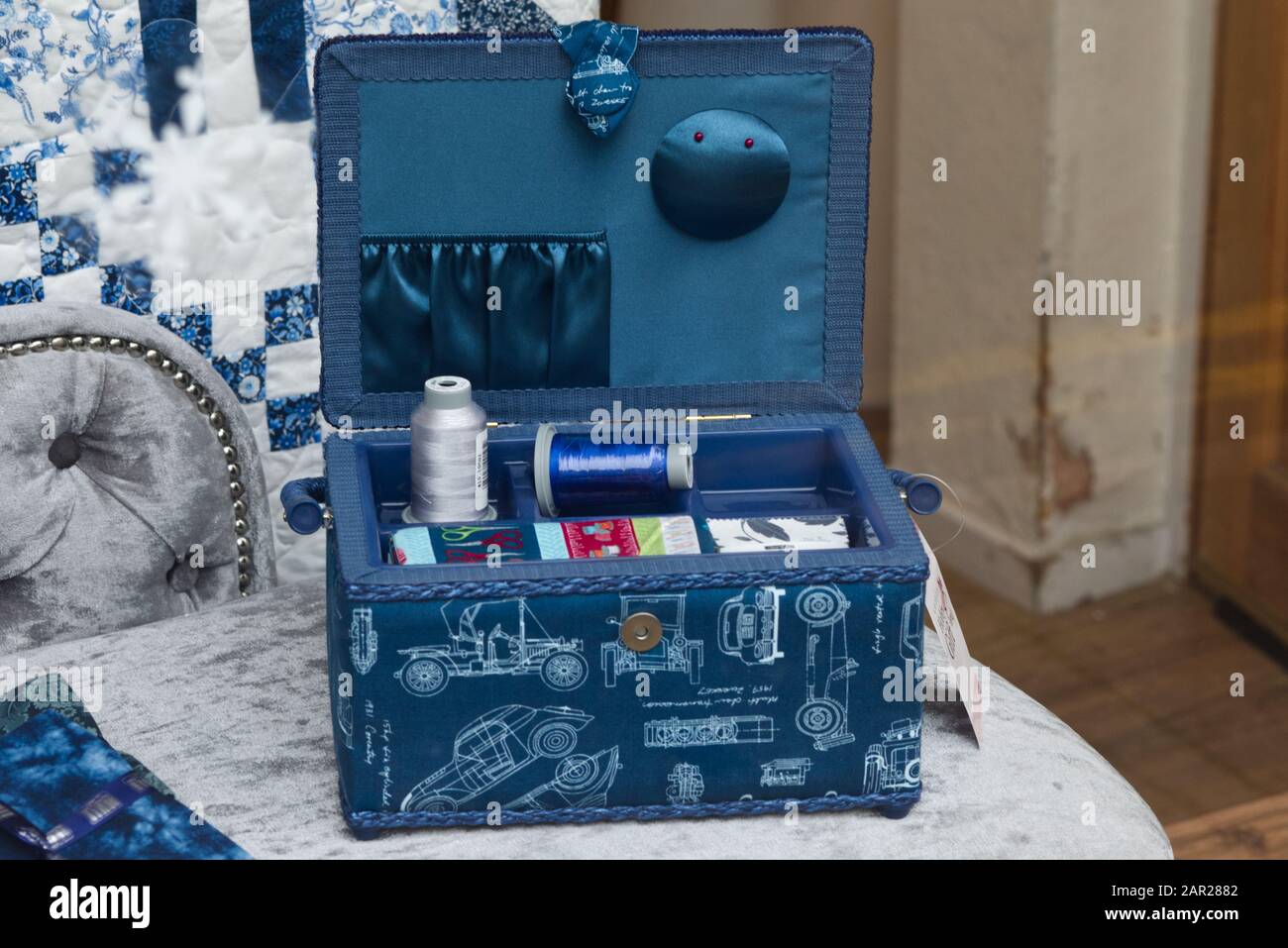 Sewing box cotton needles hi-res stock photography and images - Alamy