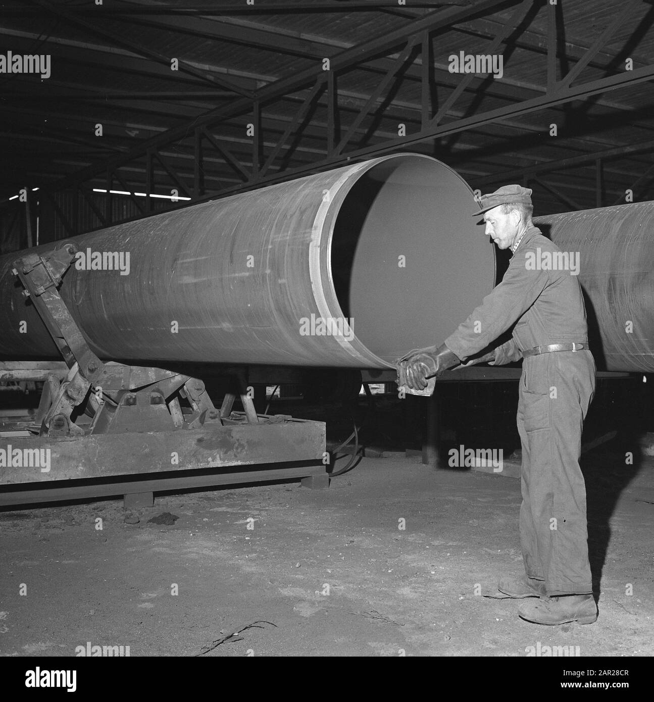 npc, pipelines, finishing, sprayed tubes, inside, men Date: 1965 ...