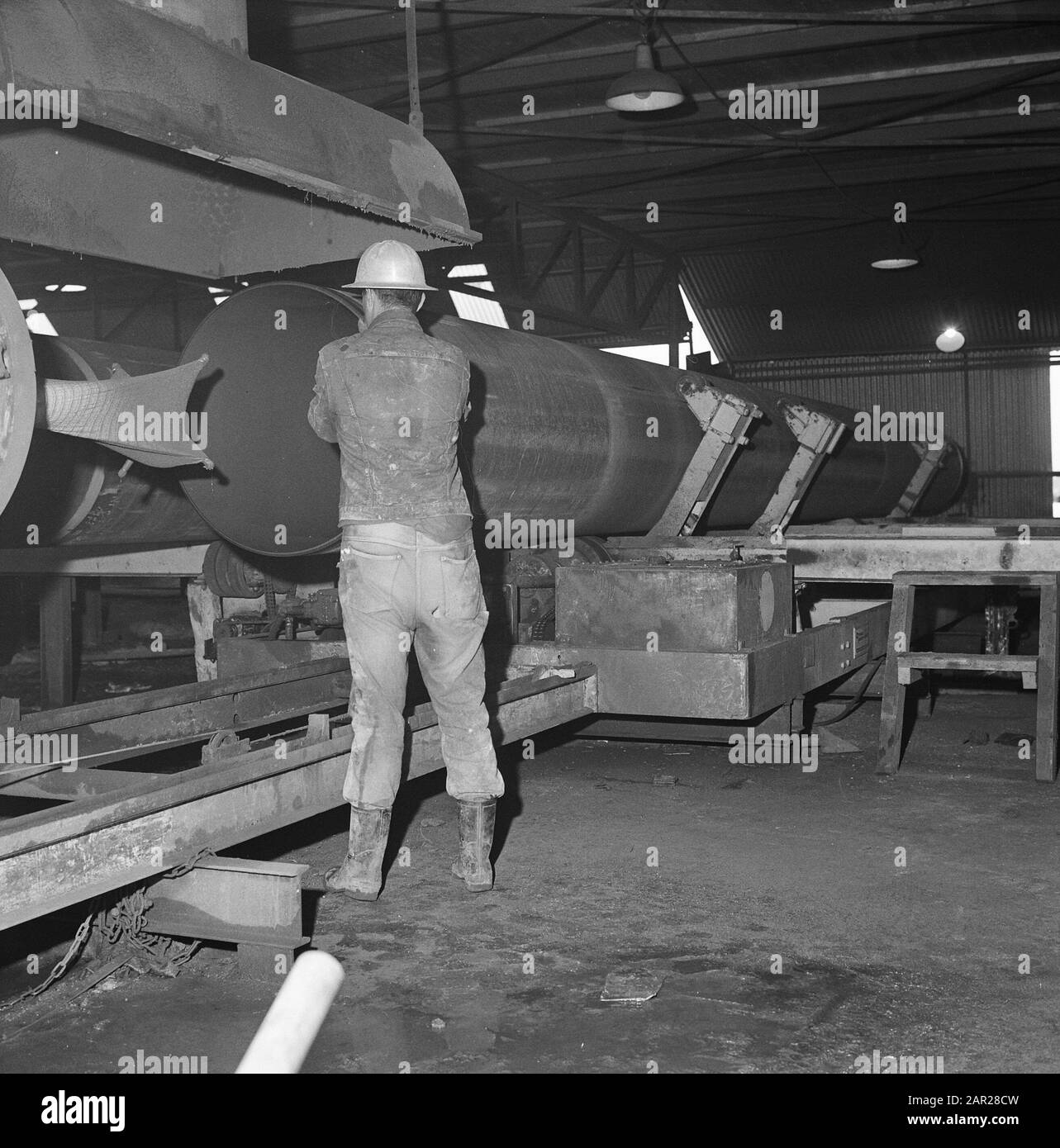 npc, pipelines, finishing, sprayed tubes, inside, men Date: 1965 ...