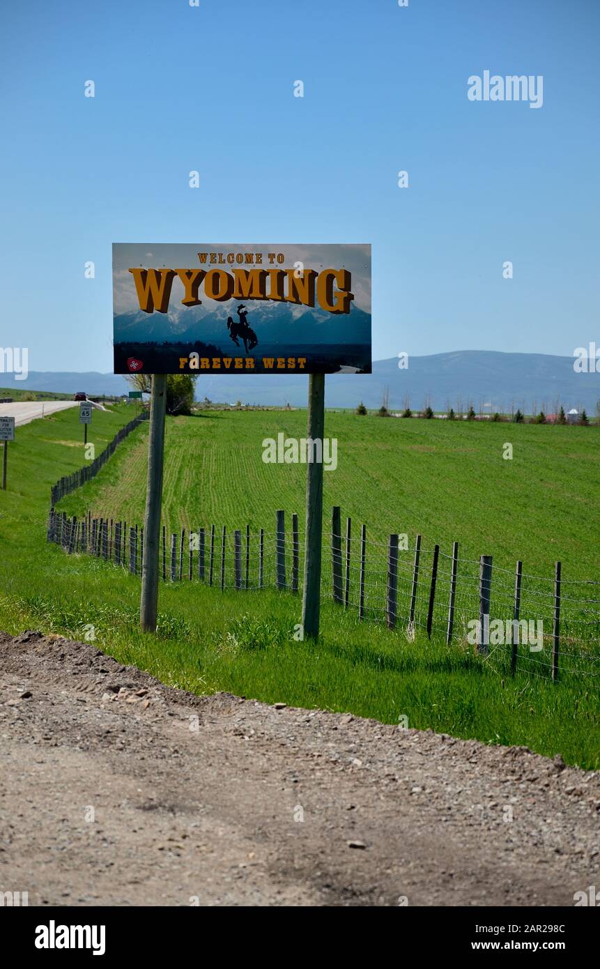 Road sign indicating entry into the state of wyoming, United States of ...
