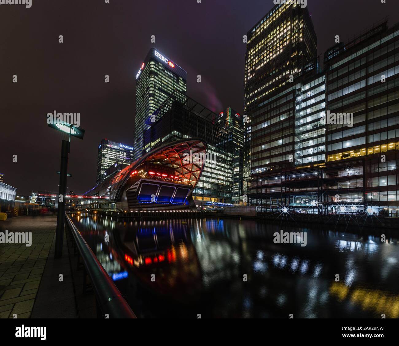 Elizabeth line station canary wharf hi-res stock photography and images ...