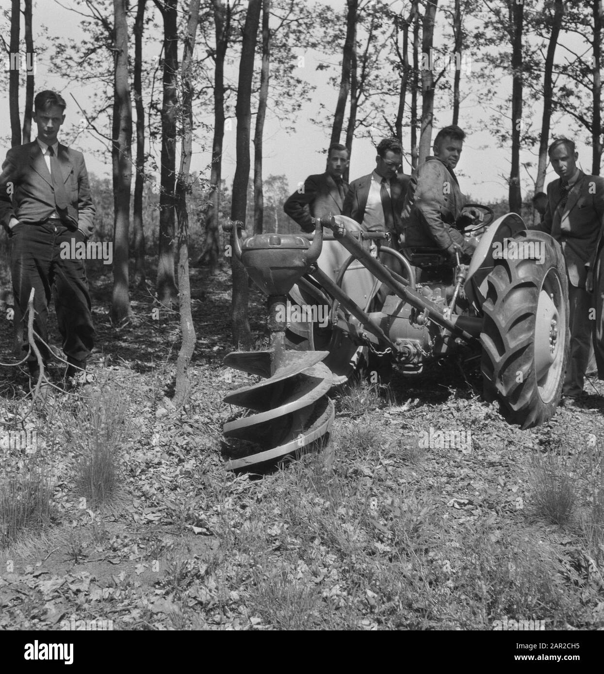 tractors, earthdrills, work Date: undated Keywords: earthdrilling ...