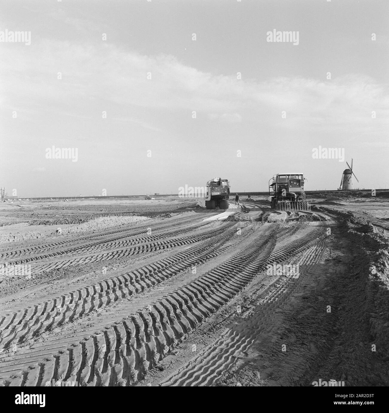 earthworks, digging, machines, sand Date: undated Keywords: digging ...