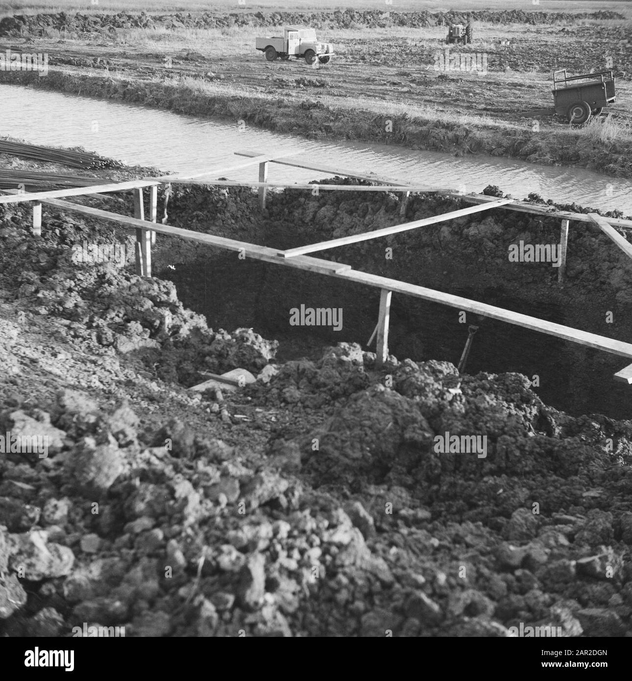 channels, construction work Date: undated Keywords: construction works ...