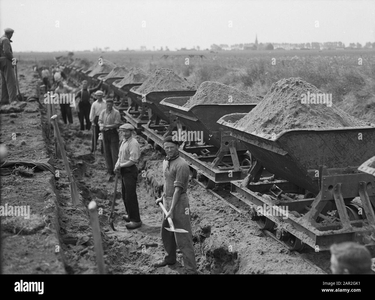 work, workers, digging and improving canals, construction of bridges ...