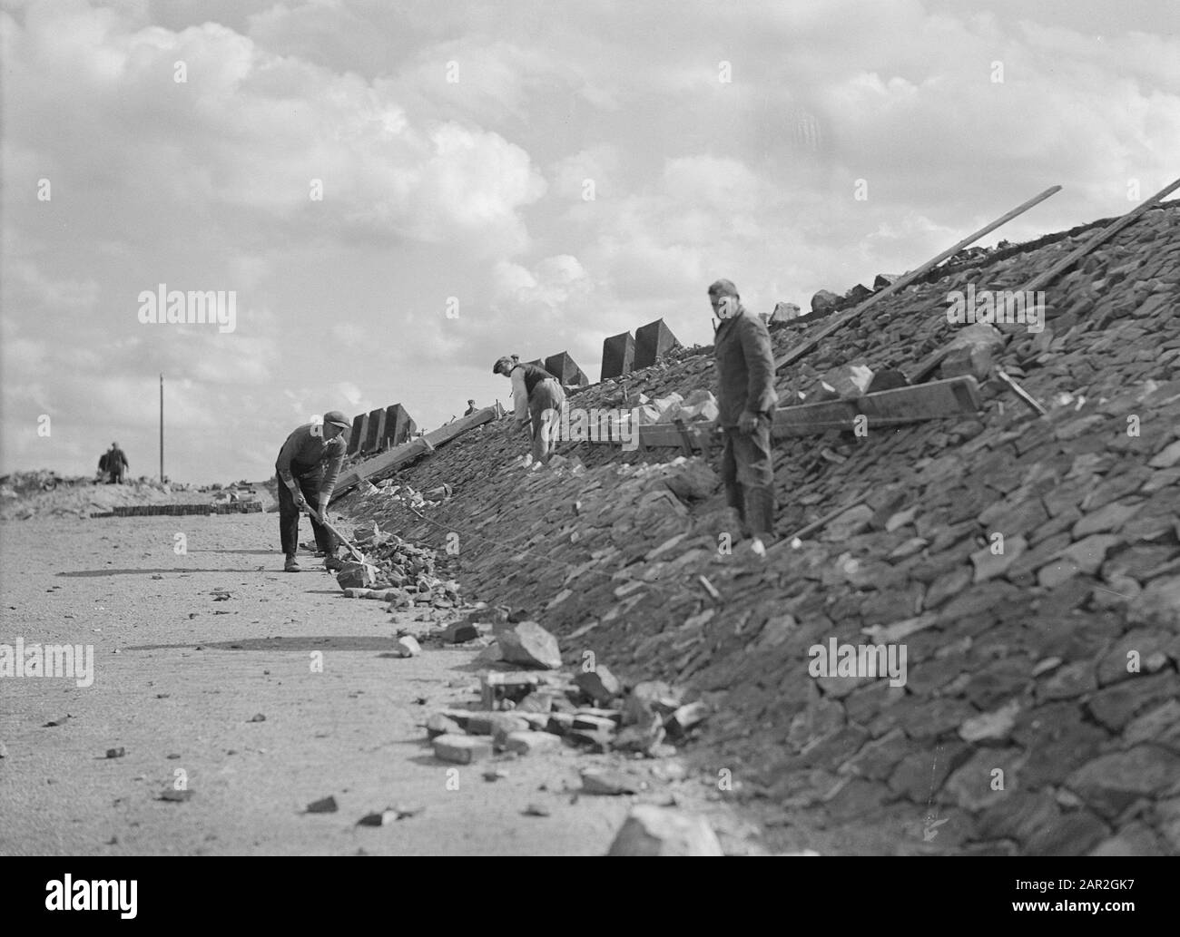 work, workers, digging and improving canals, construction of bridges ...