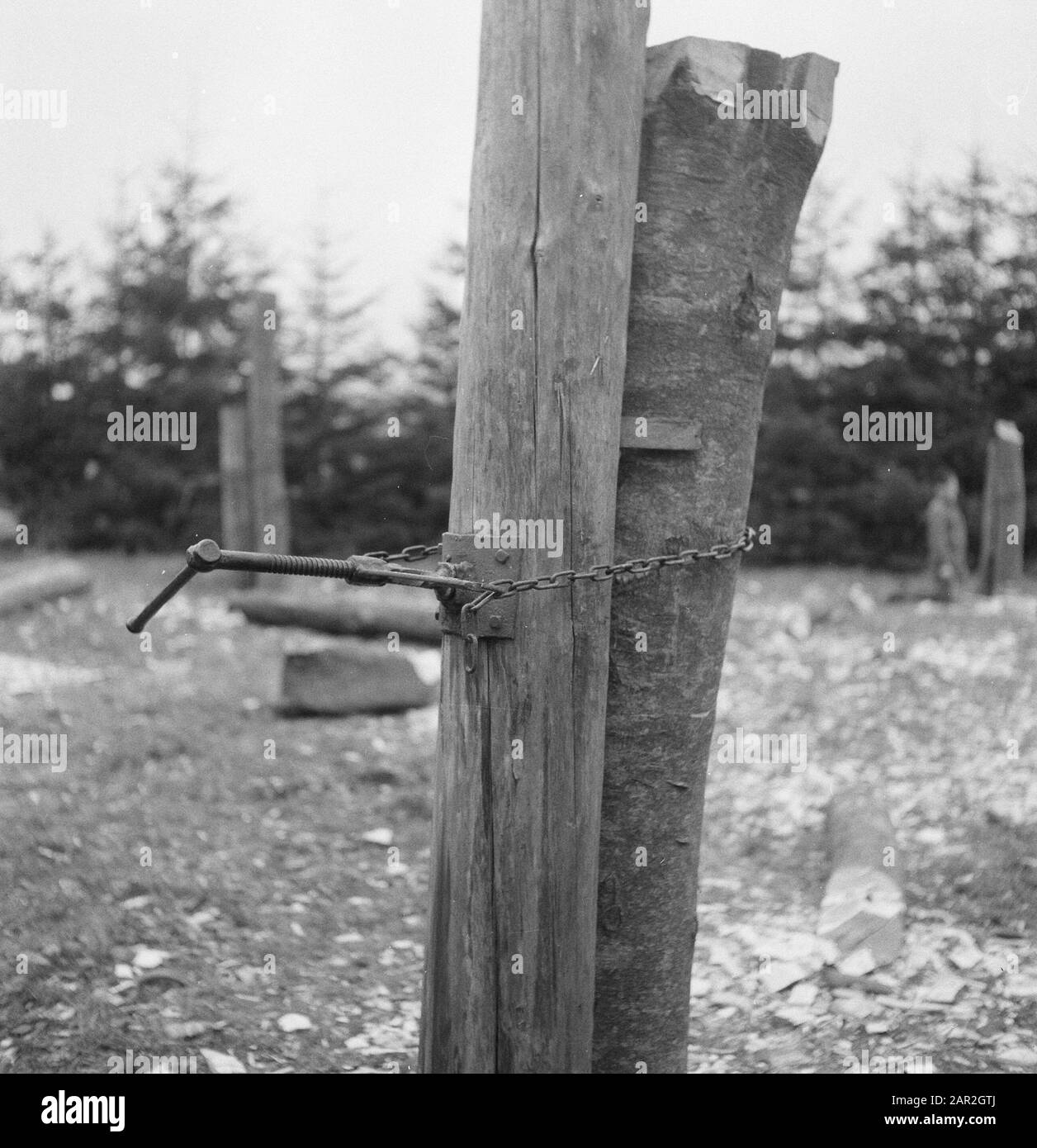 Binding chains hi-res stock photography and images - Alamy