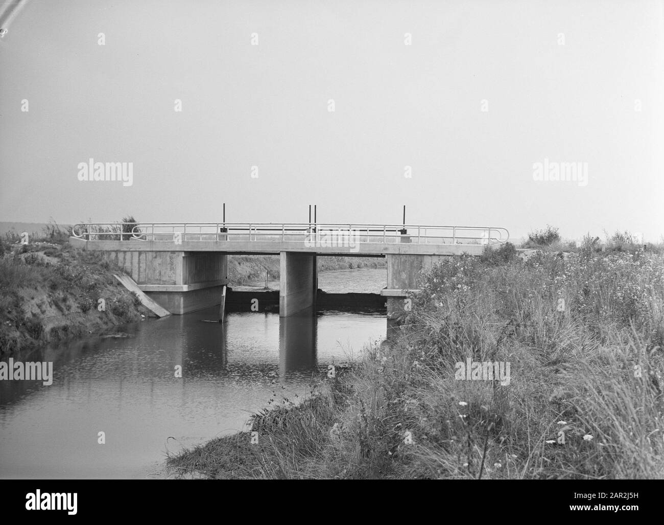 digging and improving canals, construction bridges, dam bridges, Maas ...