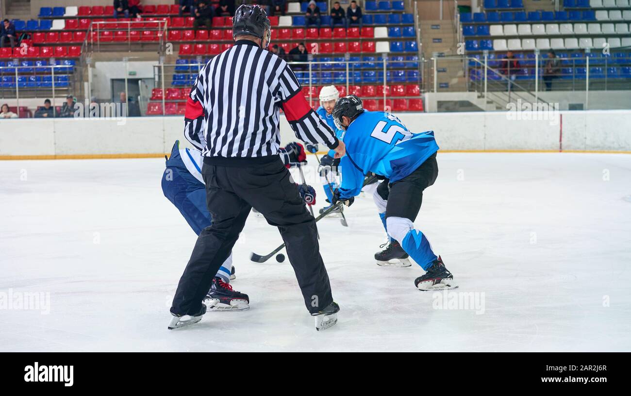 Junior ice hockey player hi-res stock photography and images - Alamy