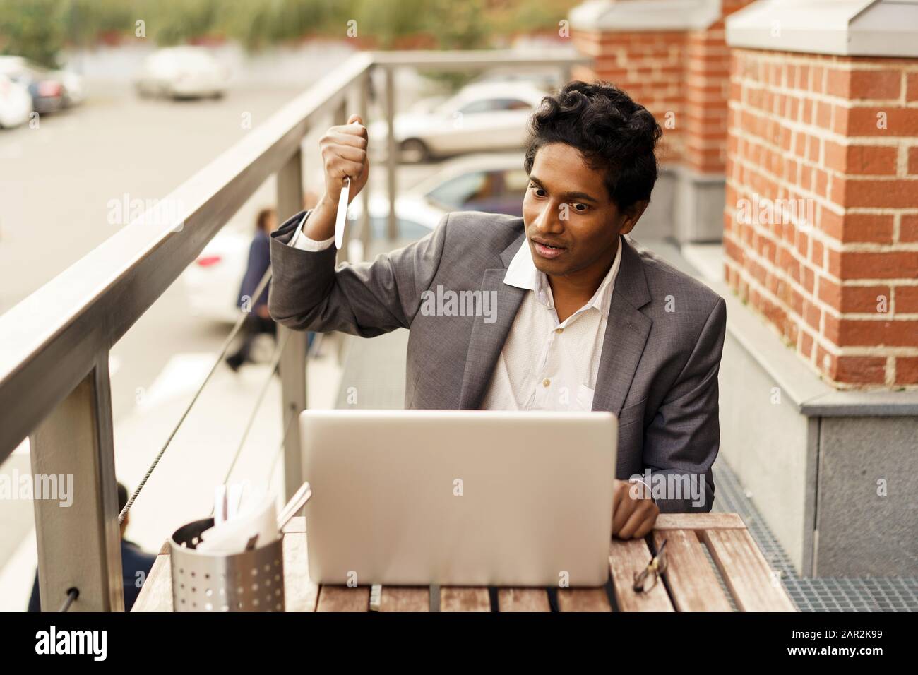 Indian with computer hi-res stock photography and images - Alamy