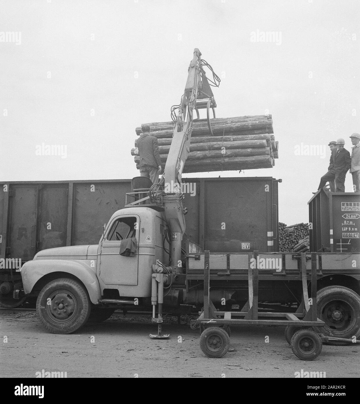 Wagons unloading Black and White Stock Photos & Images - Alamy