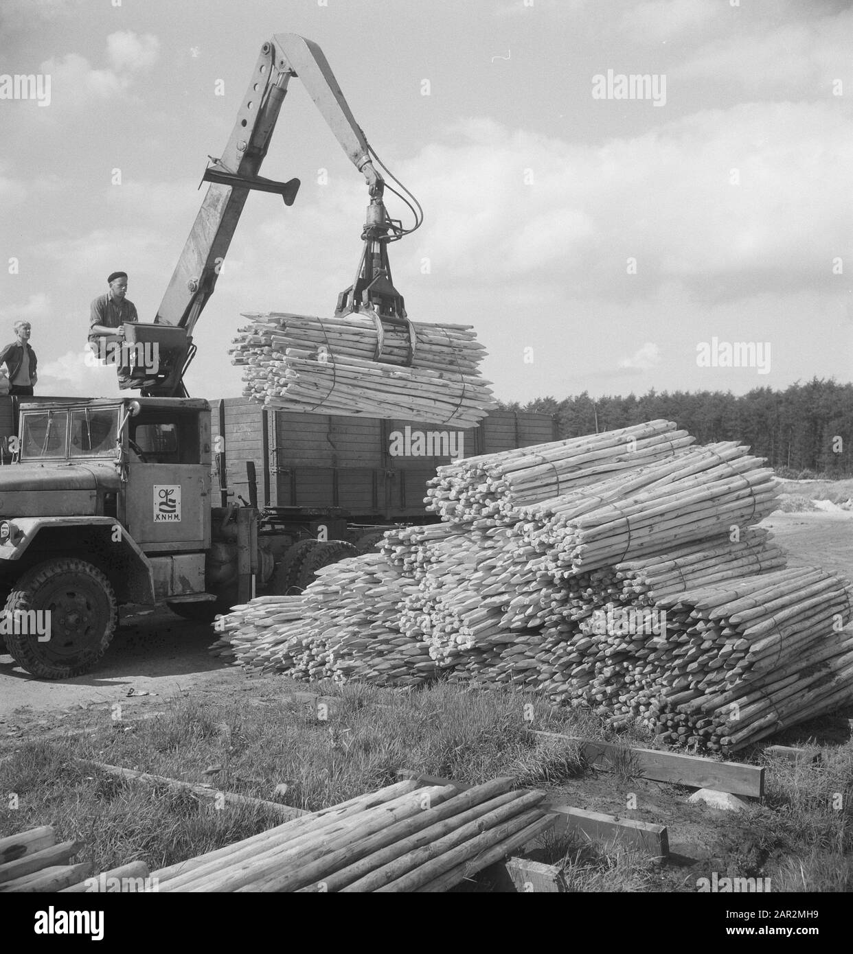 woodworking, wood storage, logs, tow trucks, loading work, workers Date ...