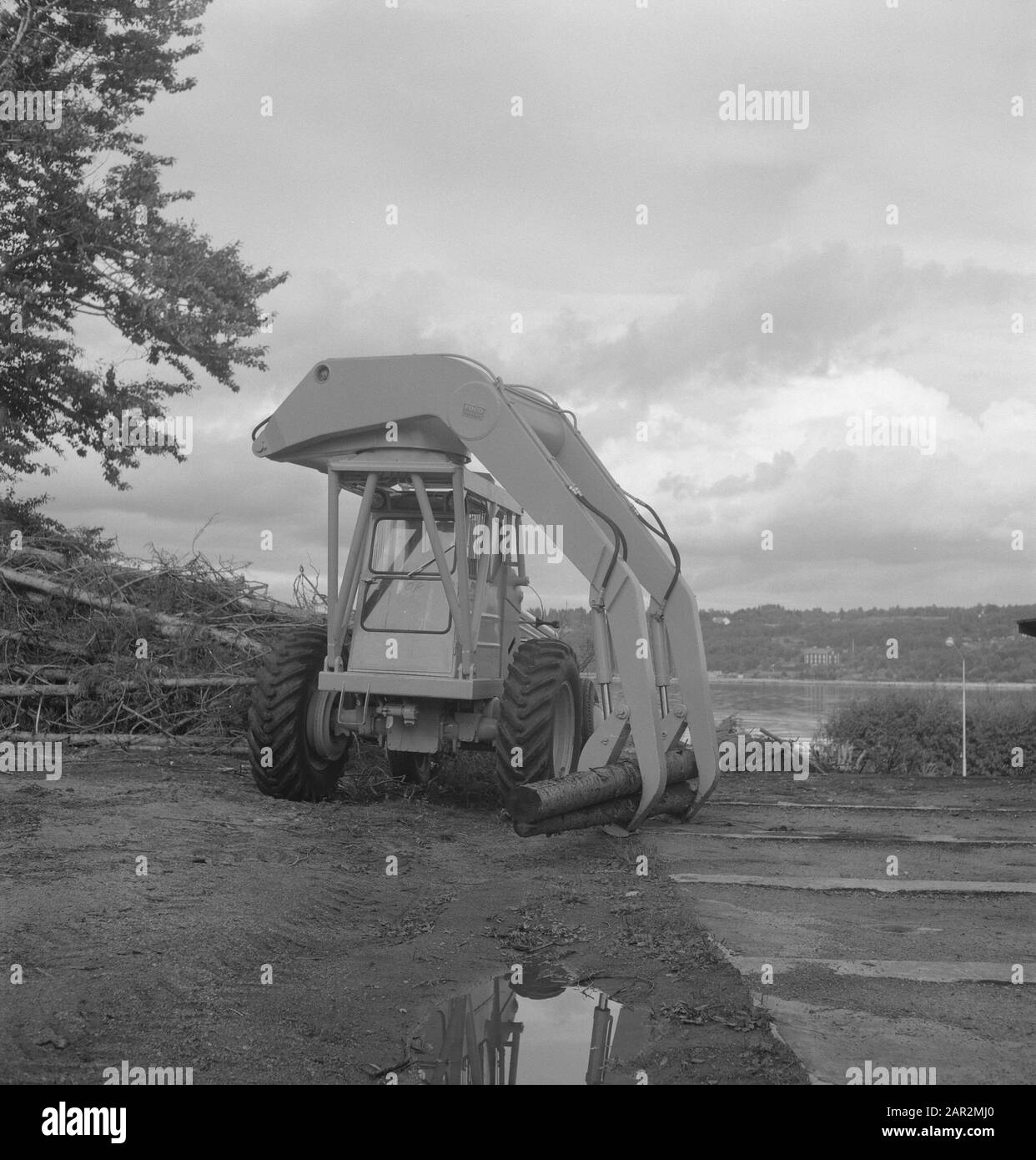 machines, tools, vehicles, logs, grippers Date: undated Keywords: logs ...