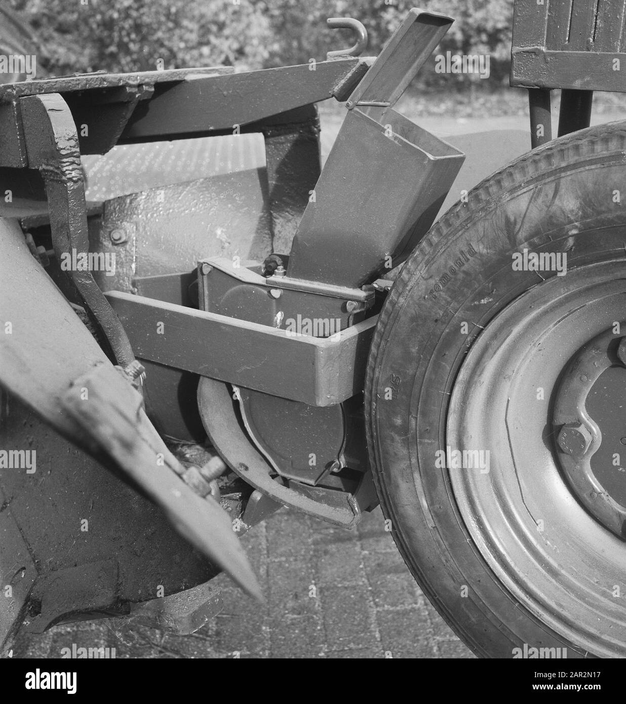 Machines metal industrial factory Black and White Stock Photos & Images ...