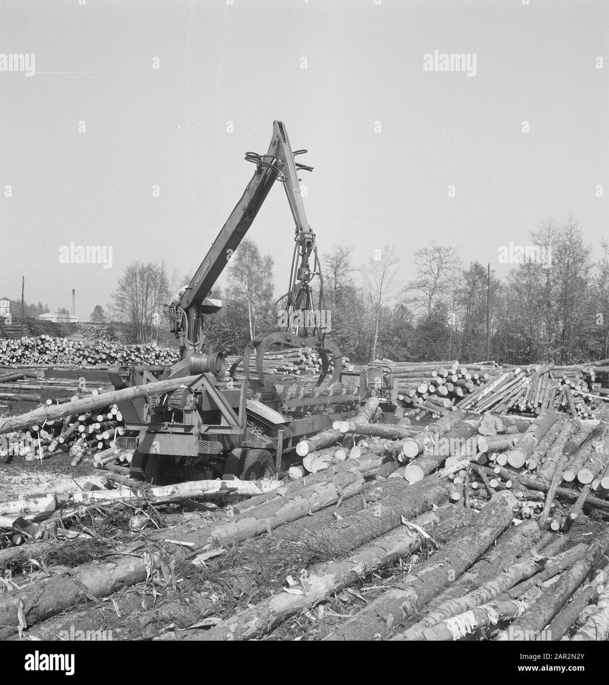 Hoisting logs hi-res stock photography and images - Alamy