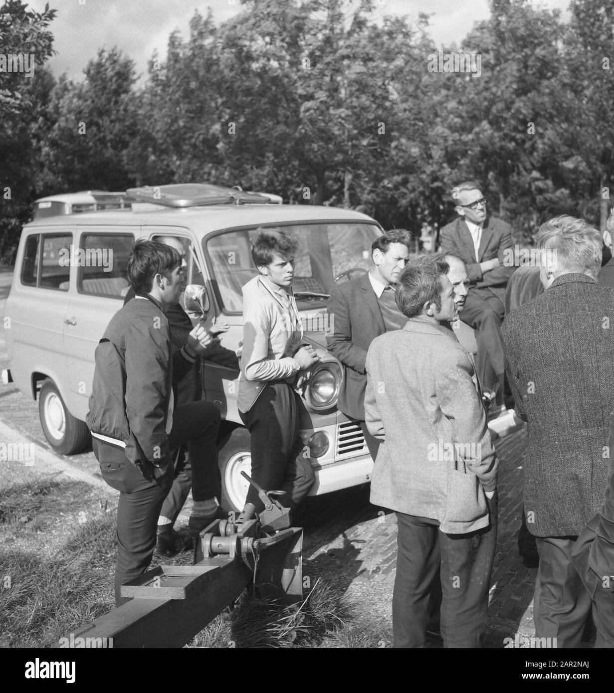 Meeting listen Black and White Stock Photos & Images - Alamy