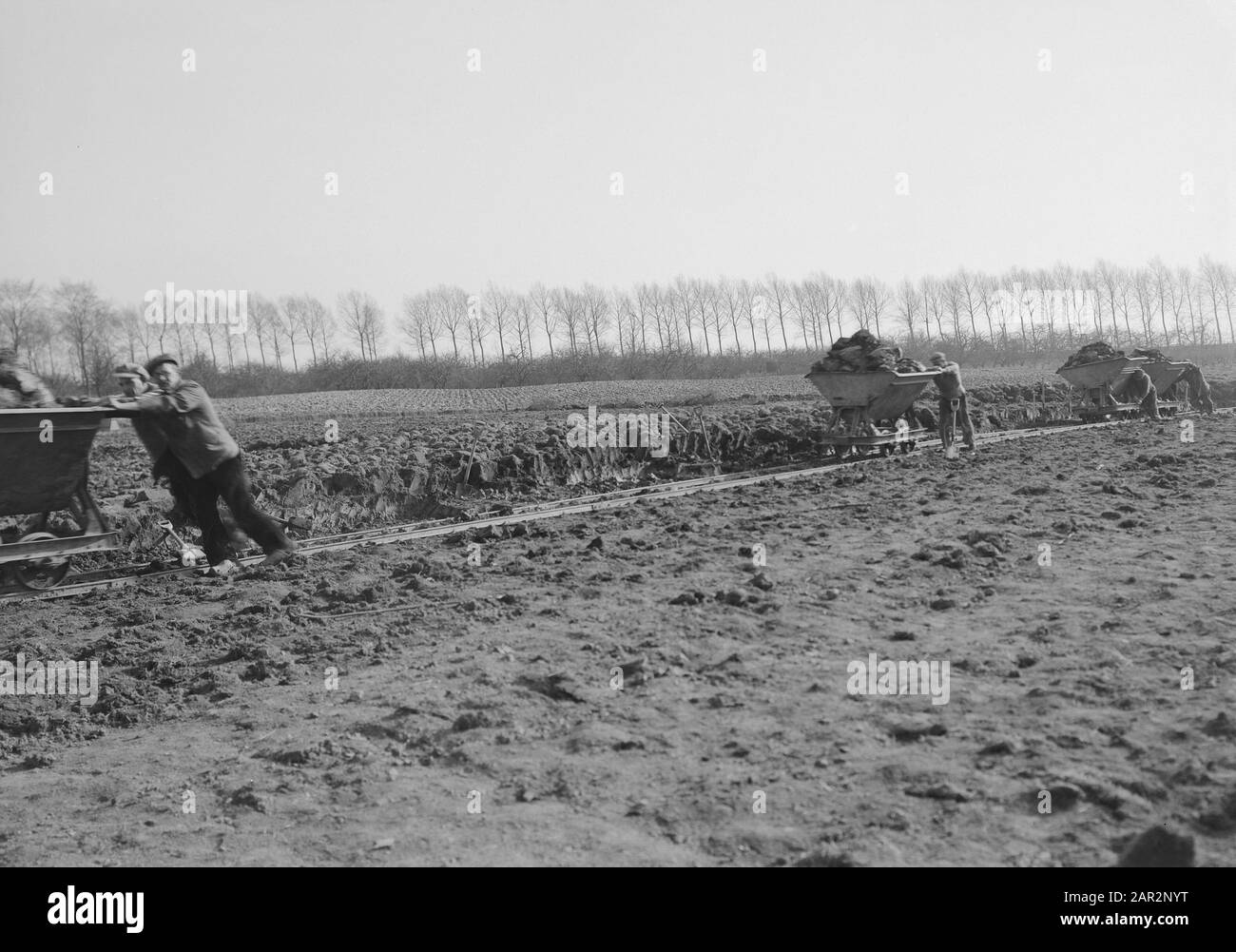 mining, tillage, leveling, bandanden, tipping carts, workers Date: 1935 ...