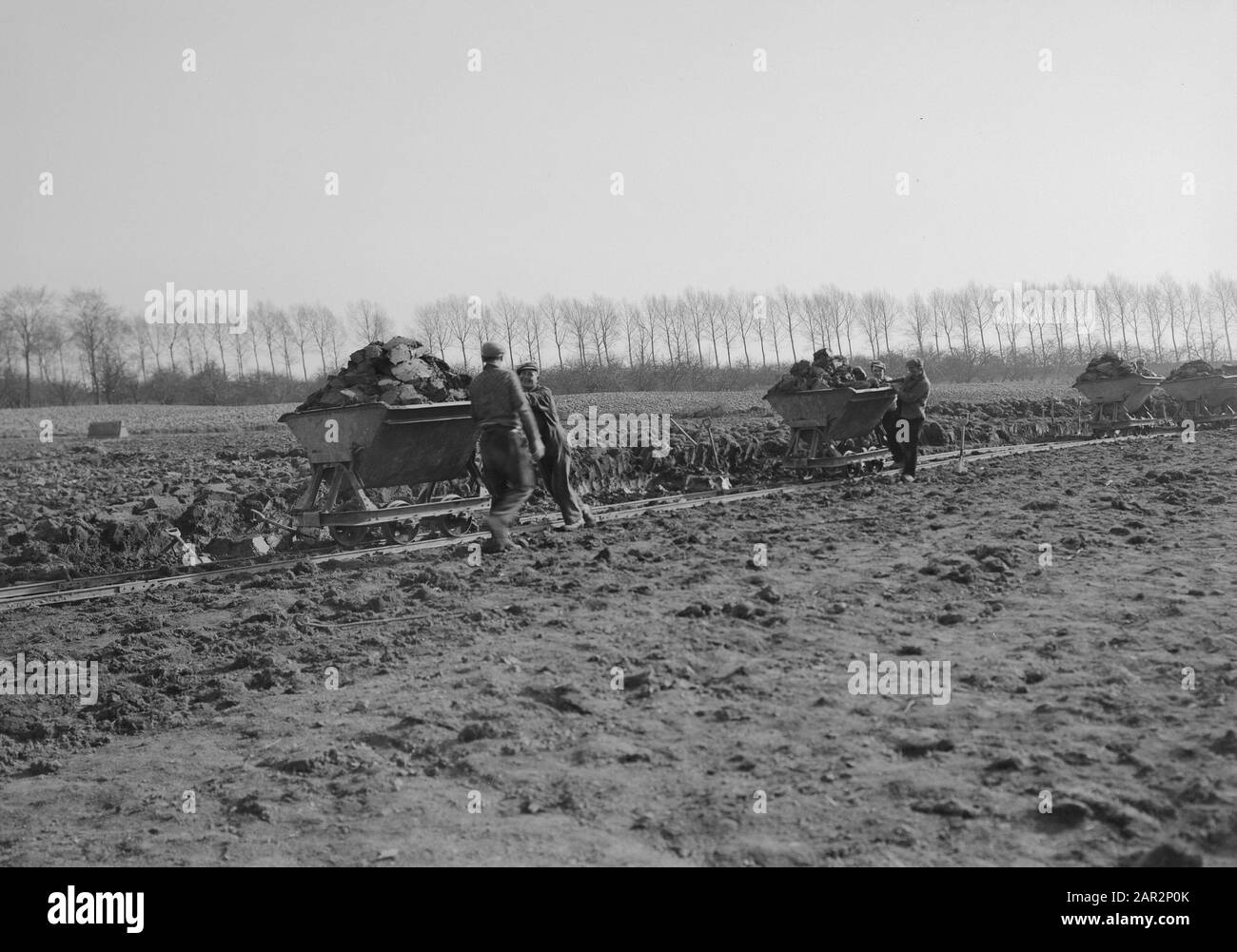 mining, tillage, leveling, bandanden, tipping carts, workers Date: 1935 ...