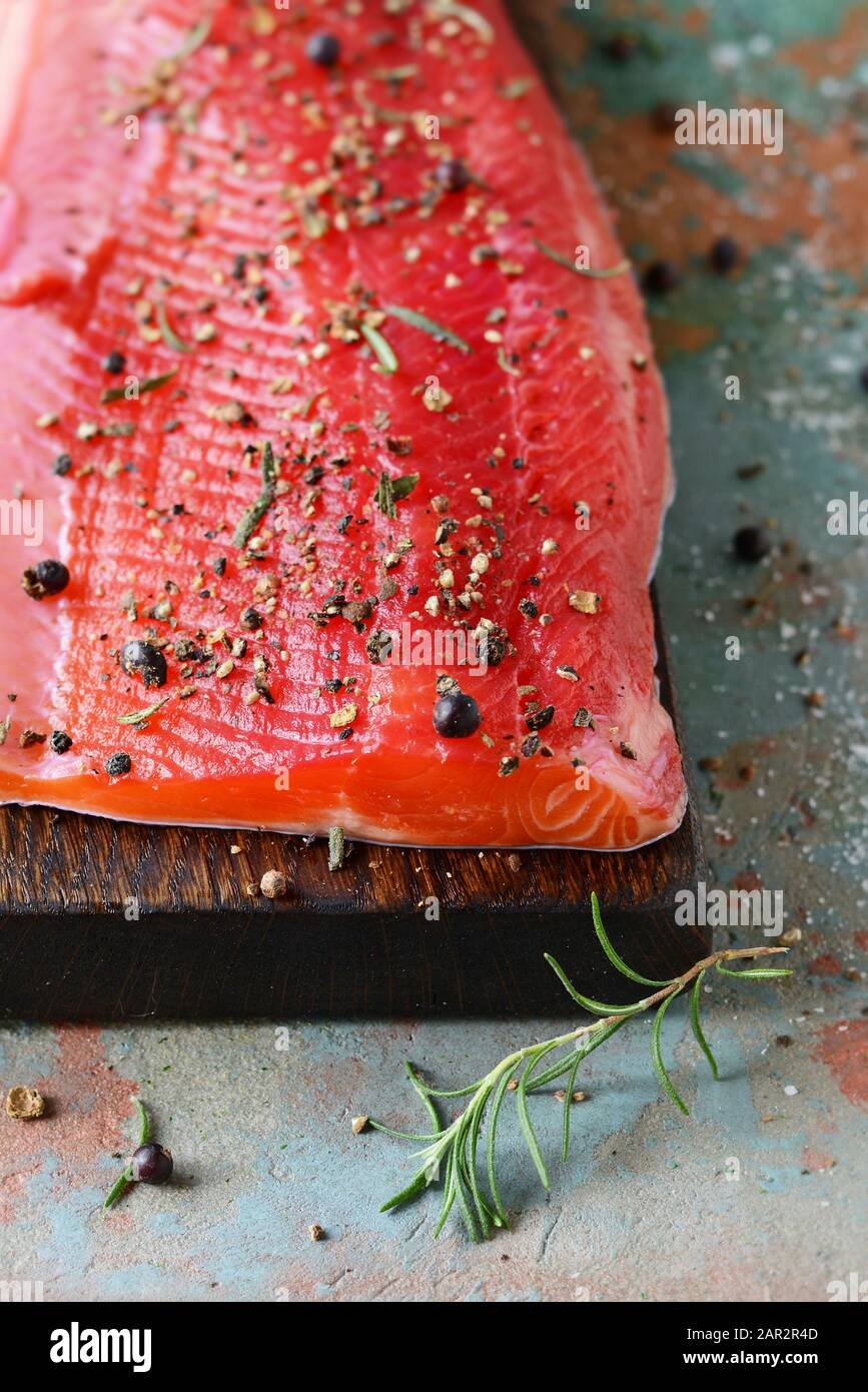 Gravlax, scandinavian beet cured spiced salmon on the board, top view ...
