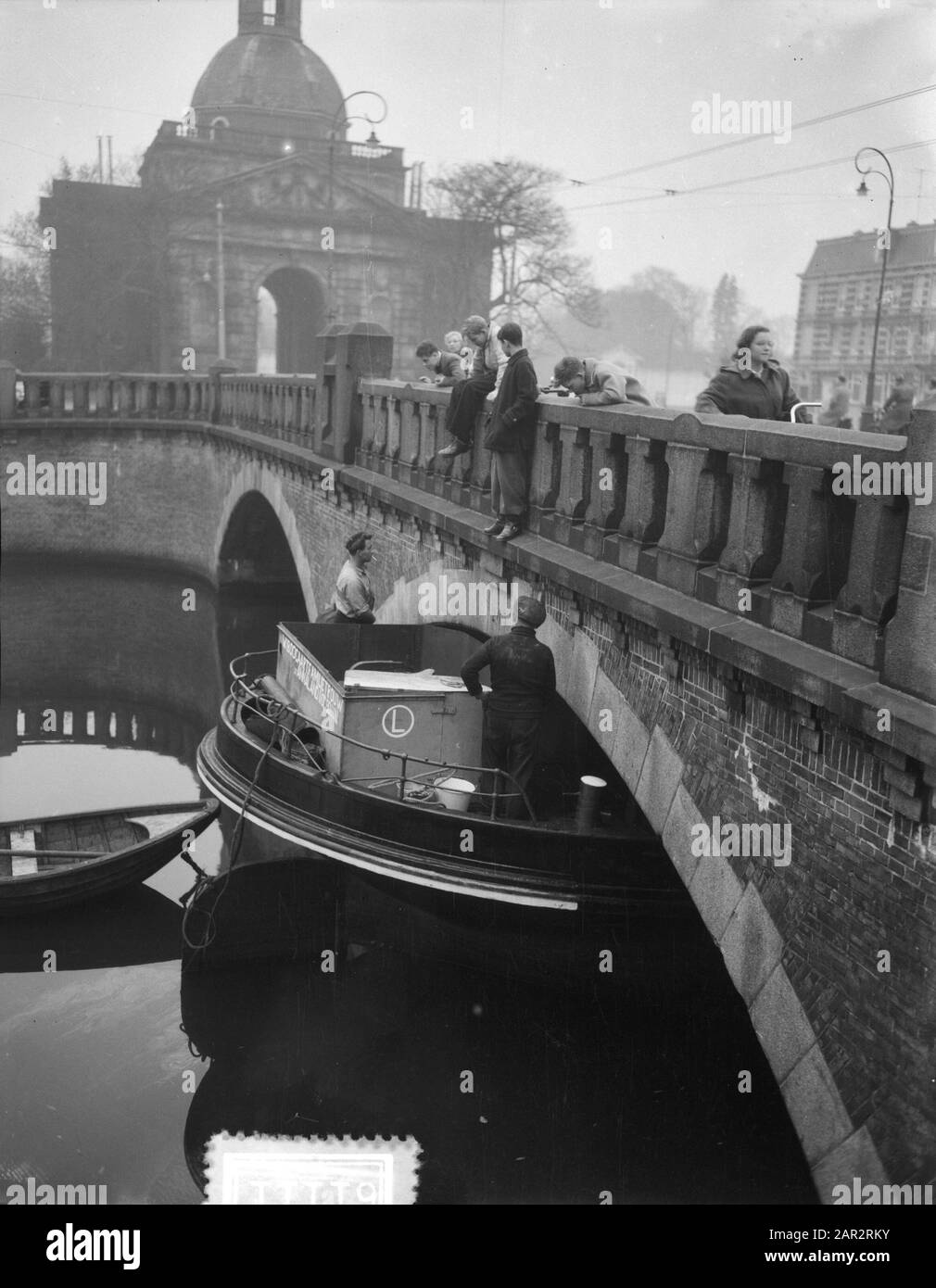 Ships under bridges hi-res stock photography and images - Alamy