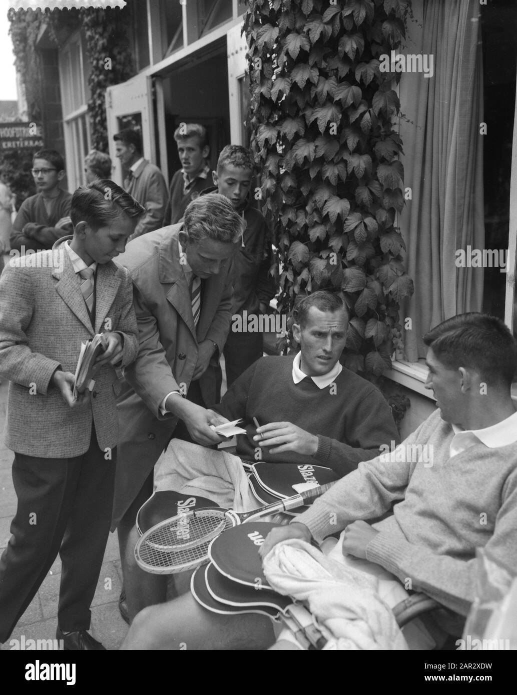 Wimbledondag in Scheveningen, Fraser gives signature Date: July 3, 1960 ...