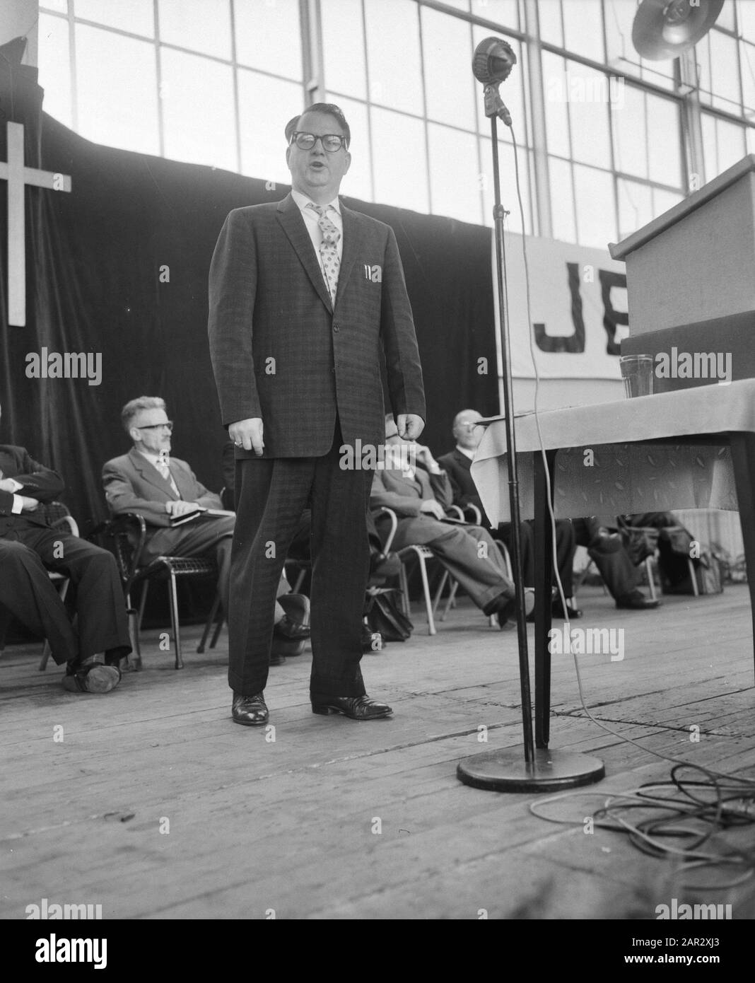 Preacher and healer Morris Cerullo in the Apollo Hall in Amsterdam Date ...