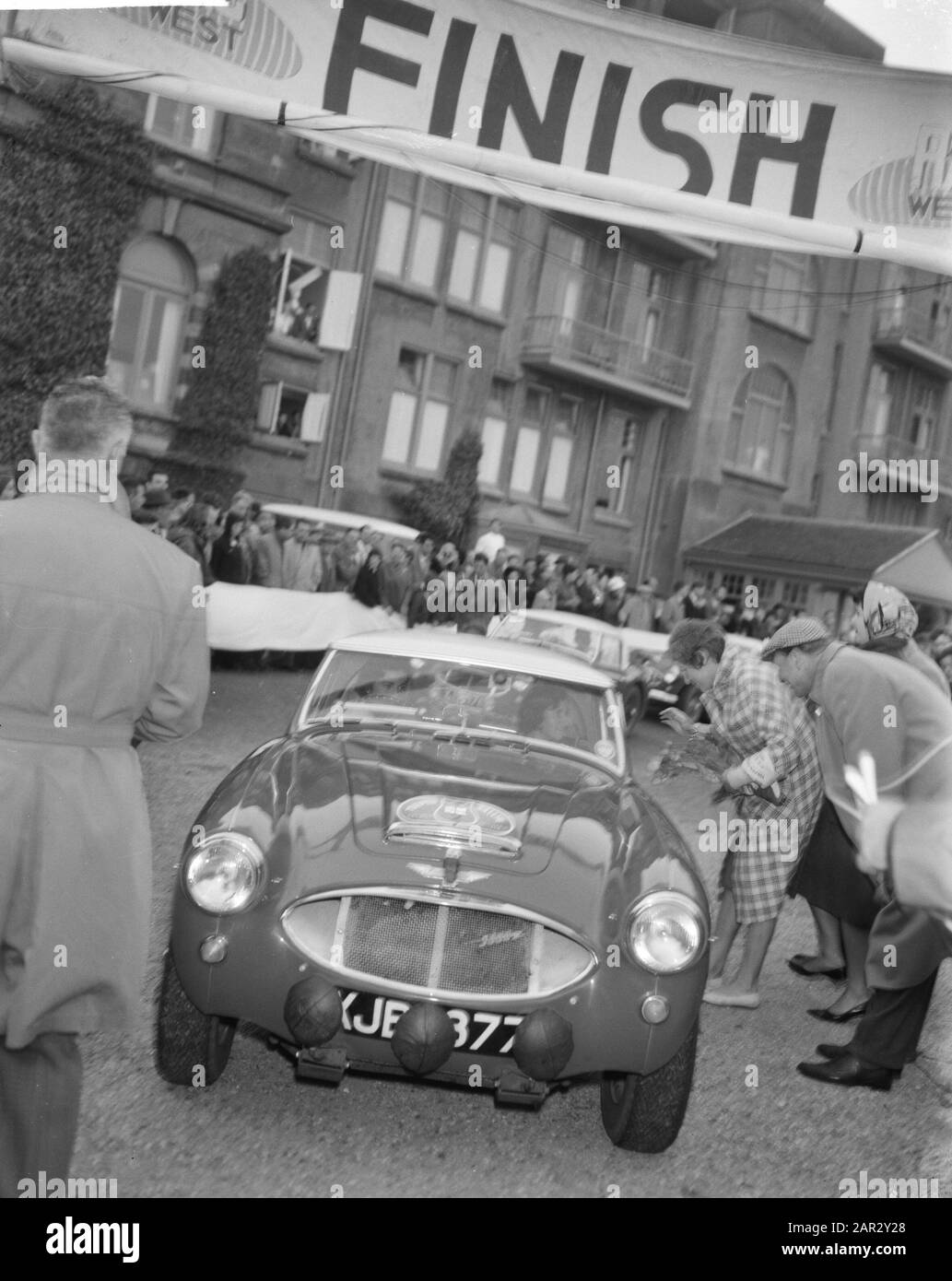 Finish of the Tulpenrallye in Noordwijk. Pat Moss (left) and her co ...