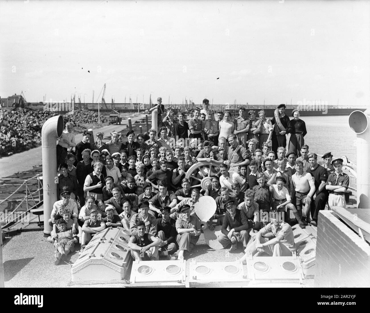 Group photo sailors hi-res stock photography and images - Alamy
