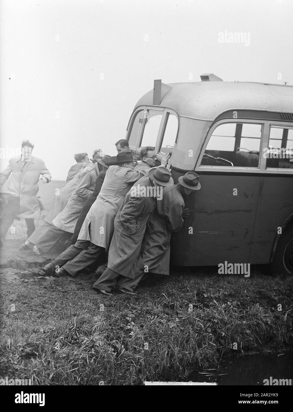 Passengers pushing hi-res stock photography and images - Alamy